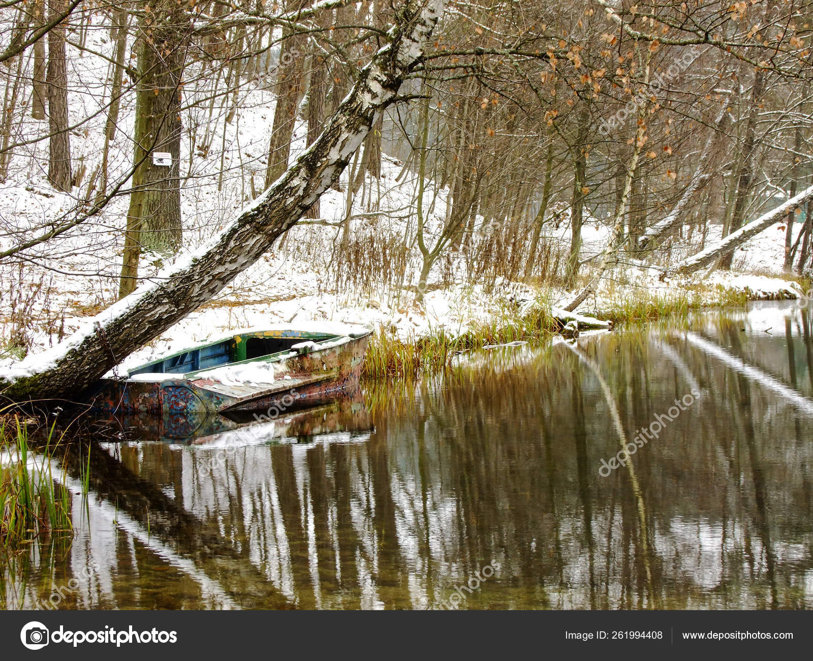Old Boat Floating Cold Water Lake Middle Forest — Stock Photo ...