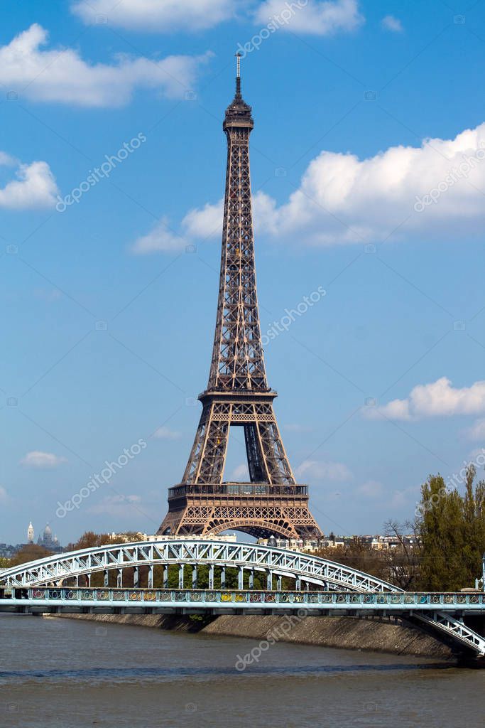 Vista en la torre Eifel y el puente ferroviario (Pont Rouelle) cruzando ...
