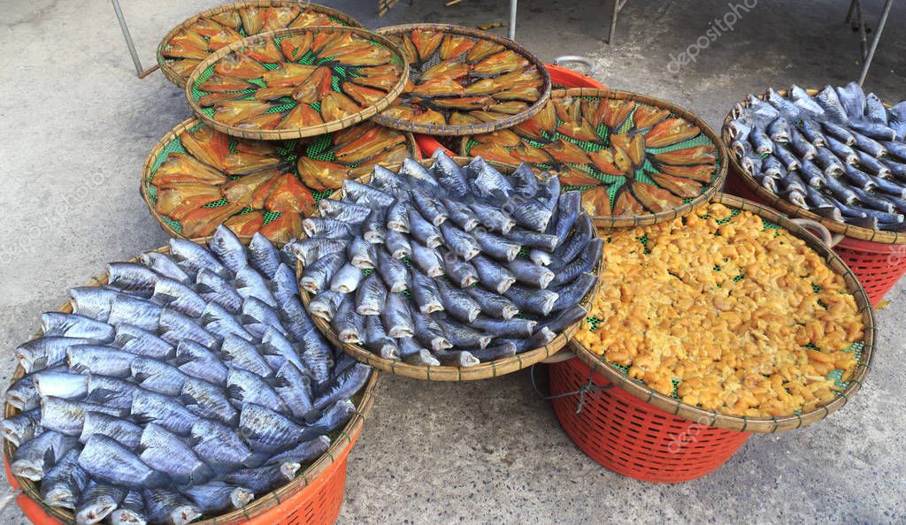 Pescado seco está siendo colgado en el proceso de secado. 2022