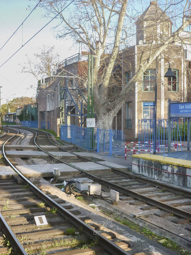Escena de un día urbano de la vieja estación de tren vacía en Buenos Aires, la capital de ...