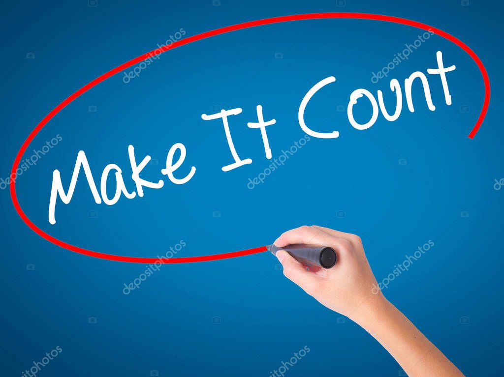 Women Hand writing Make It Count con marcador negro en la pantalla ...