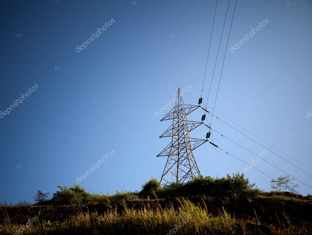 Pilones de telecomunicaciones con antena para se ales de TV y tel fono ...