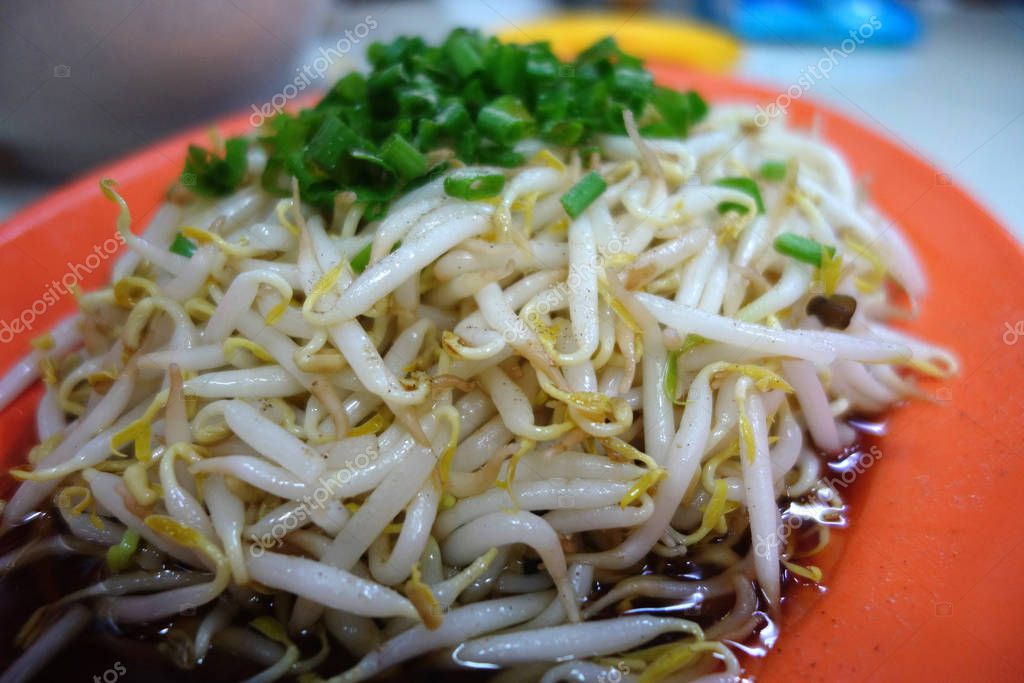 Brotes de frijol cocido con fuente de soja en el plato listo para ser ...