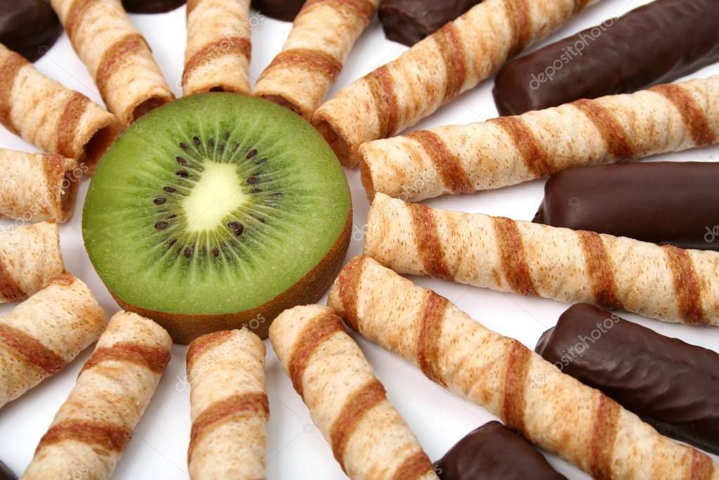 Palitos de chocolate de vainilla con una crema y kiwi en rodajas 2022