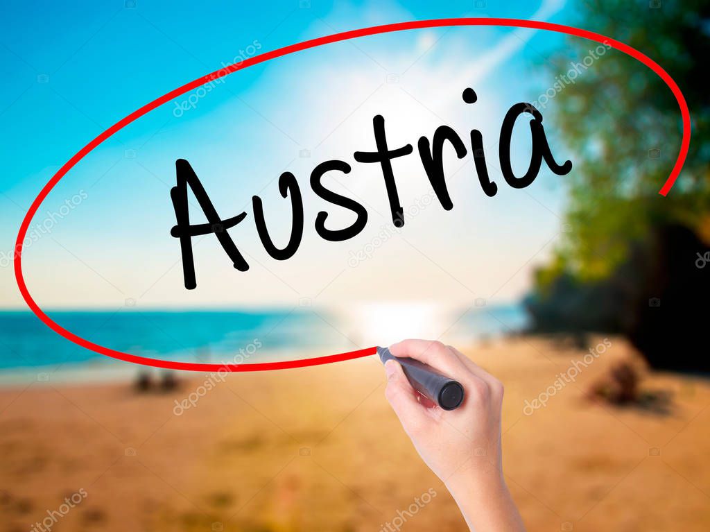 Mujer Hand writing Austria con marcador negro en pantalla visual ...