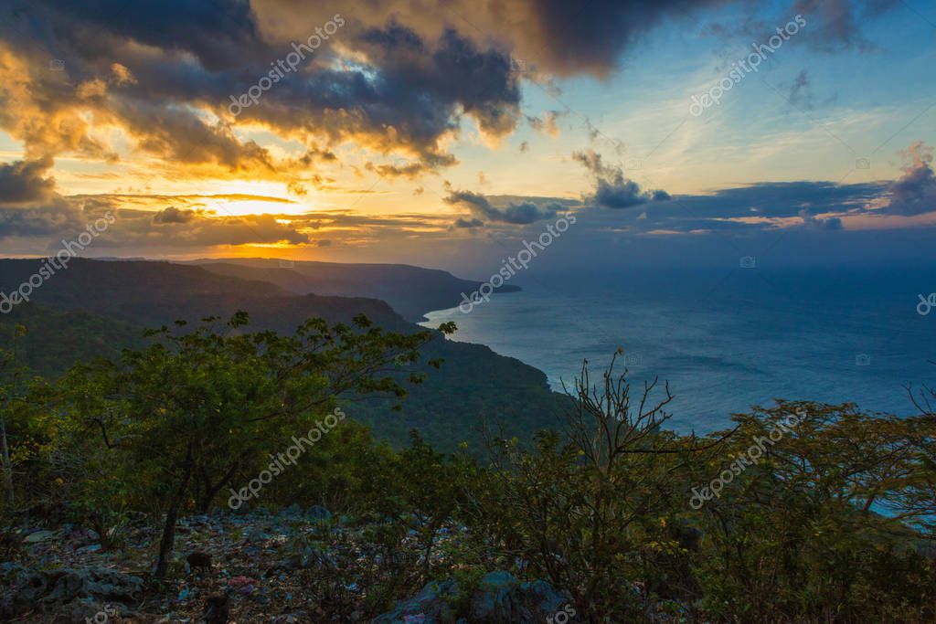 aguas azules claras rodean la isla pacífica del sur de Timor Oriental ...