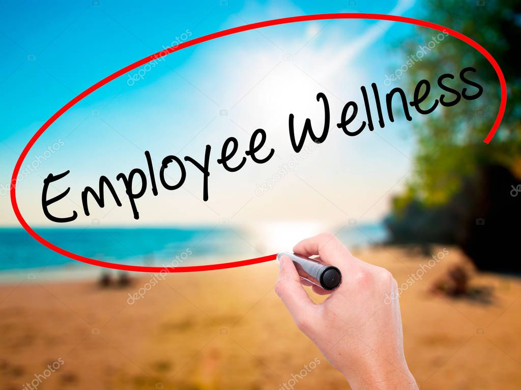 Man Hand writing Employee Wellness con marcador negro en pantalla ...