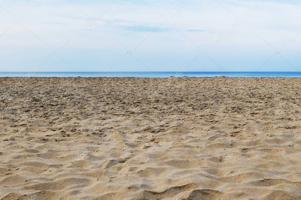 Playa de arena destrozada en el Mar Arábigo con una delgada franja de ...