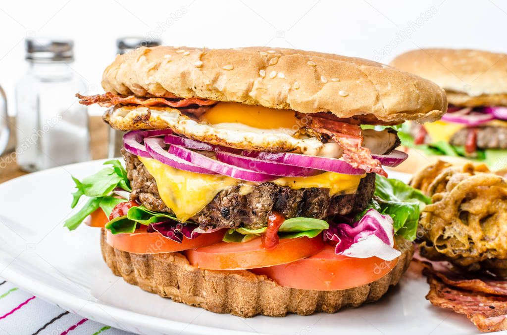 Hamburguesa de res con cebolla roja y huevo frito, tocino crujiente y ...