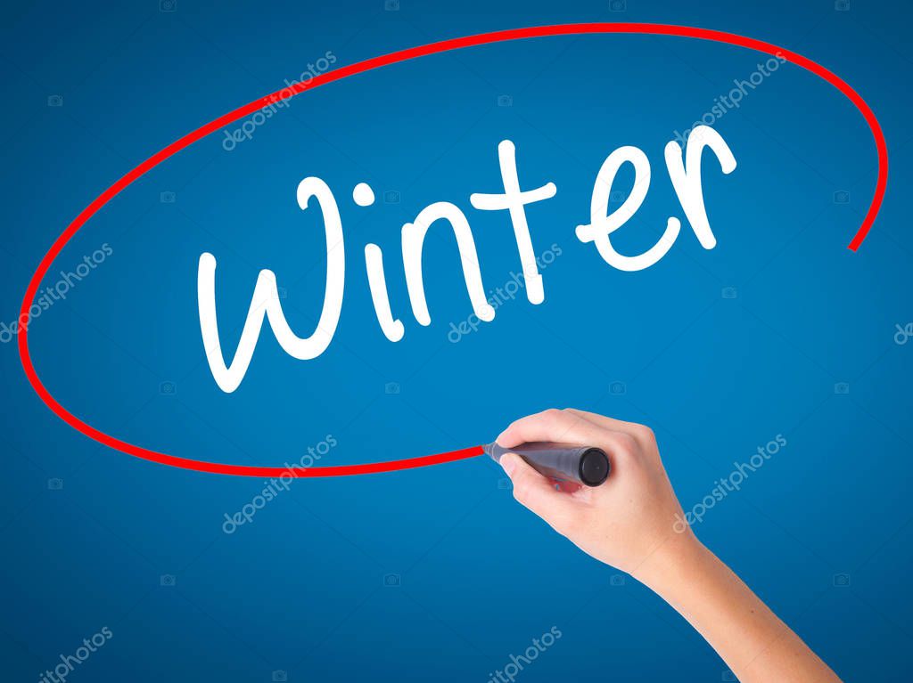 Man Hand writing Winter con marcador negro en pantalla visual. Aislado ...