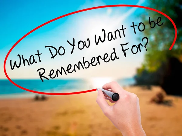 Man Hand writing ¿Para qué quieres ser recordado? con marcador negro en ...