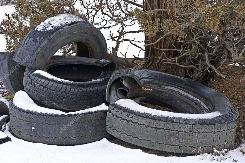Una pila de neum ticos destruidos vertidos en tierras p blicas, ensuciando el paisaje. 2024