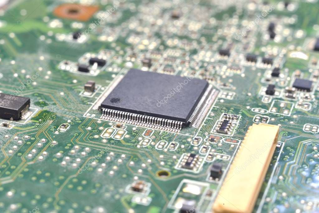 Chip en la placa base (placa base) con controladores, puertos y cables 2022