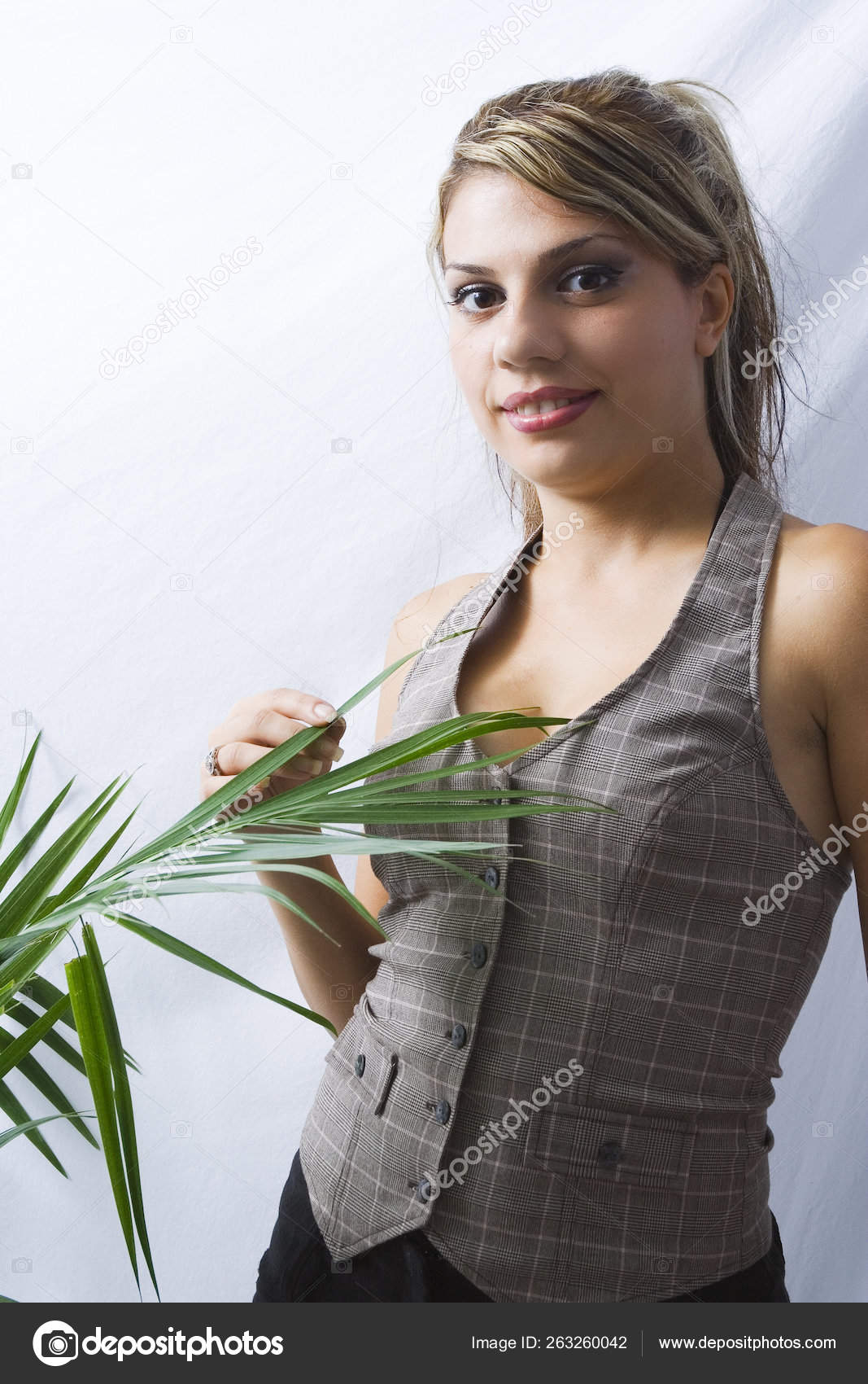 Modelo Persa Posa Con Palmera Mostrando Belleza Exótica — Foto editorial de stock #263260042 ...