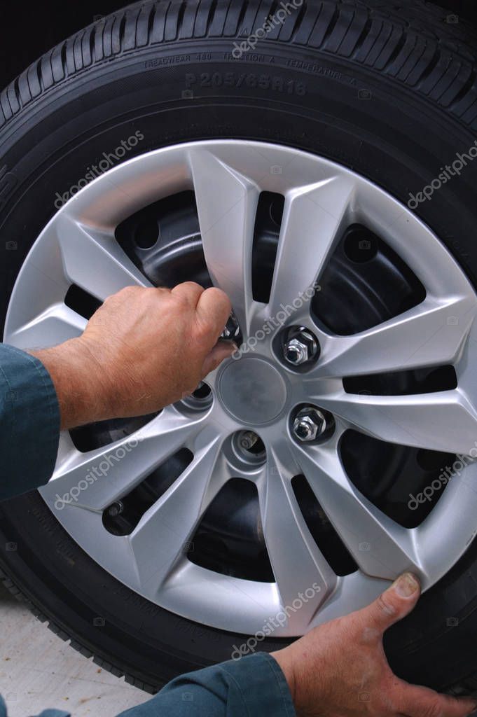 Mec nico trabajando en el coche utilizando diversas herramientas para cambiar los neum ticos de ...