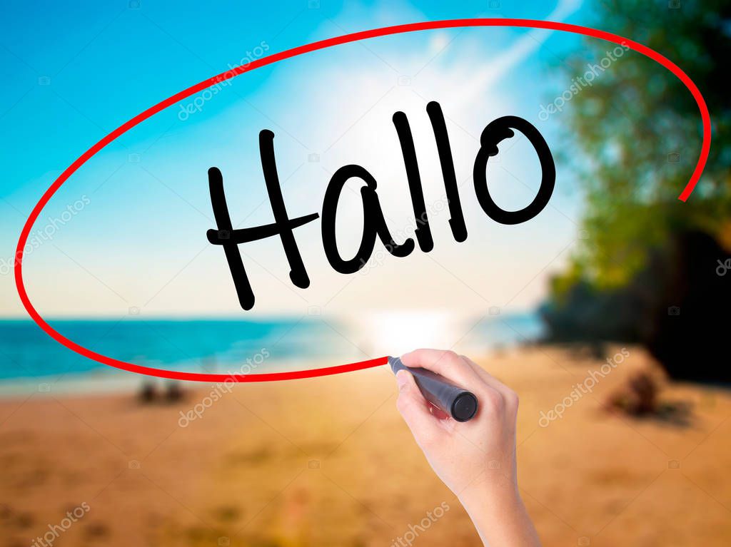 Women Hand writing Hallo (Hello en alemán) con marcador negro en la ...