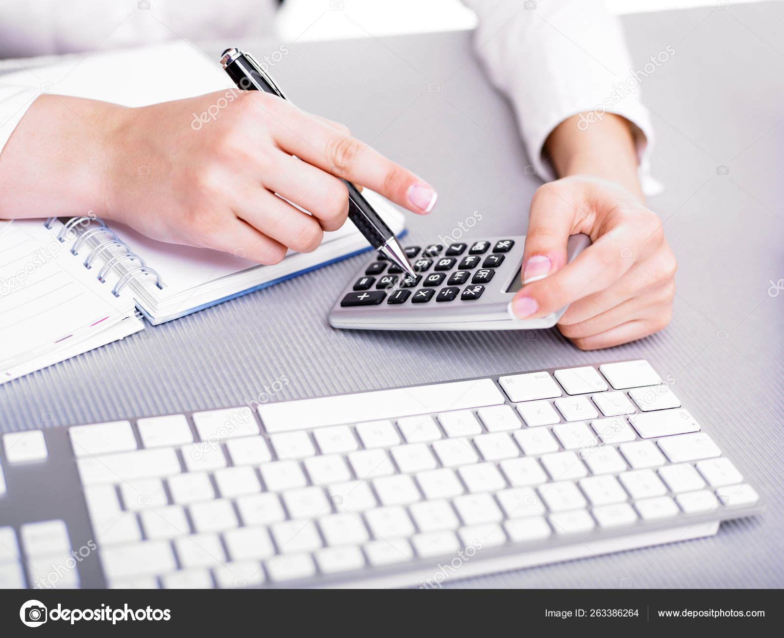 Oficina Mujer Negocios Calculando Con Calculadora Lápiz — Foto de stock ...