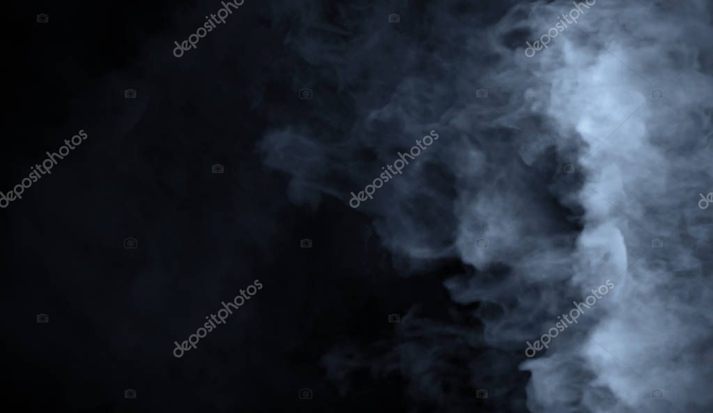 Humo azul abstracto niebla brumosa sobre fondo negro aislado ...