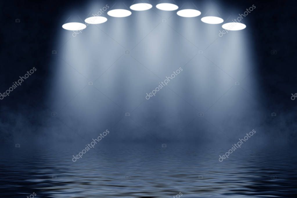 Proyector proyector con reflejo en agua. Aislado sobre fondo negro. 2024