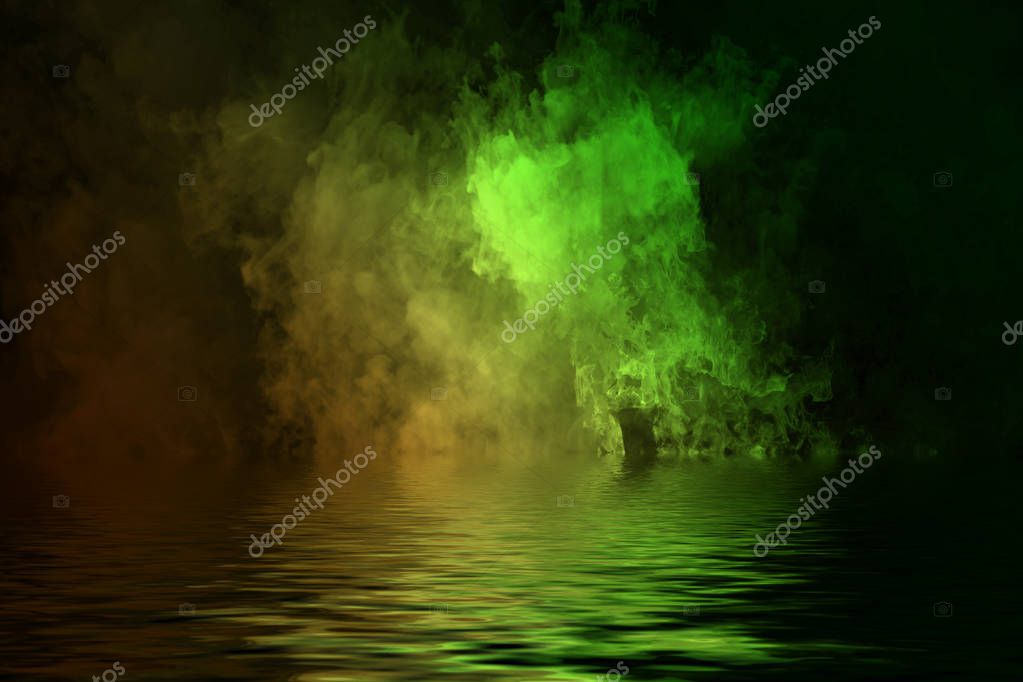 Gradiente duo tono humo con reflejo en el agua. Textura de niebla ...