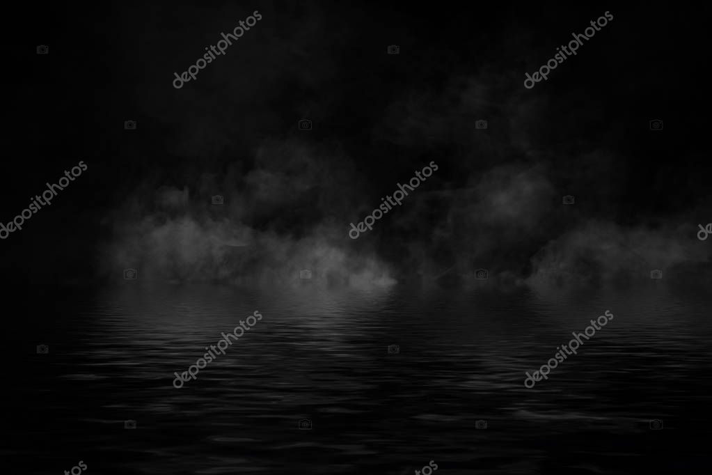 Humo con reflejo en el agua. Misterio niebla textura superpone fondo, 2023