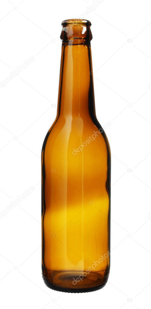 Botella de vidrio marrón simple aislada sobre fondo blanco 2022