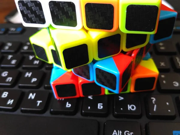 Cubo de Rubik en un teclado negro 2024