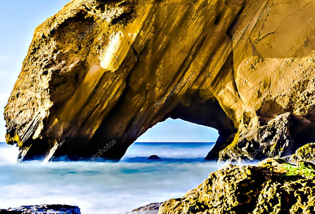 Paisaje marino con una roca que atraviesa el oc ano en la playa de ...