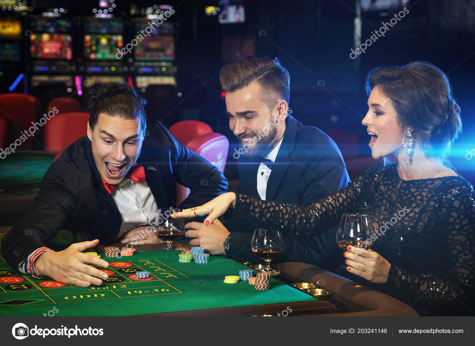 Grupo Jóvenes Ricos Jugando Ruleta Casino: fotografía de stock © AY ...