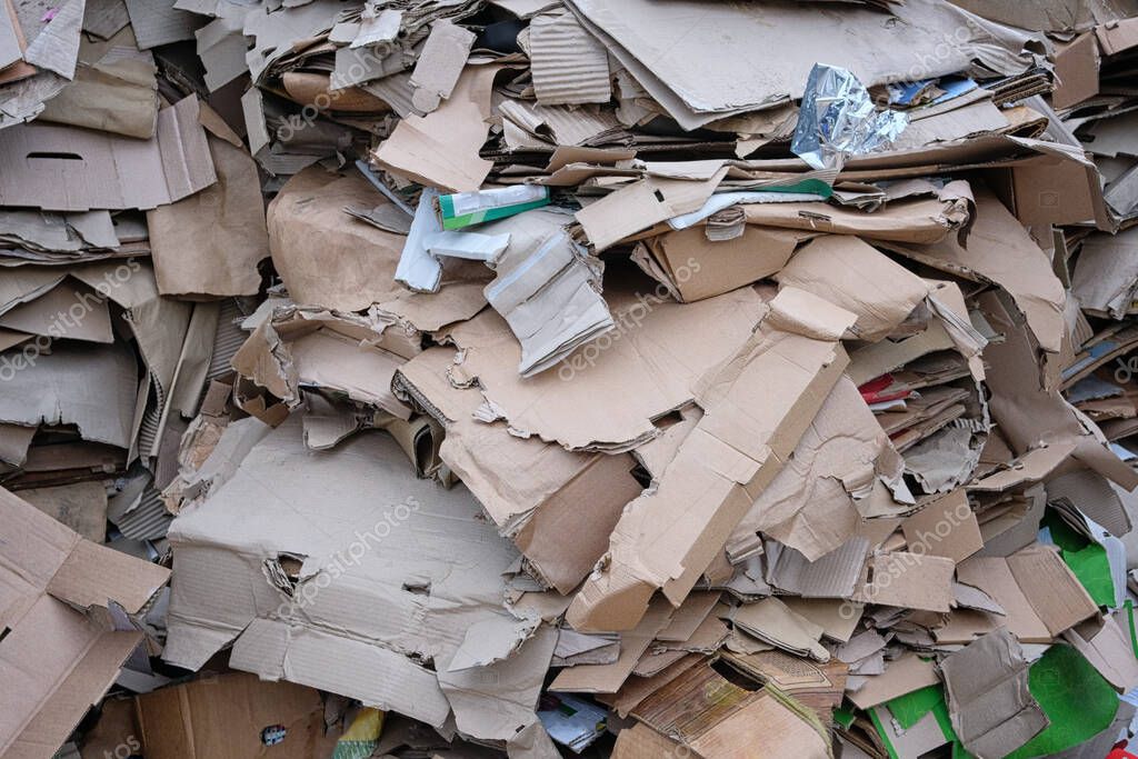 Papel de basura urbana para reciclar. El cartón y el papel de desecho ...
