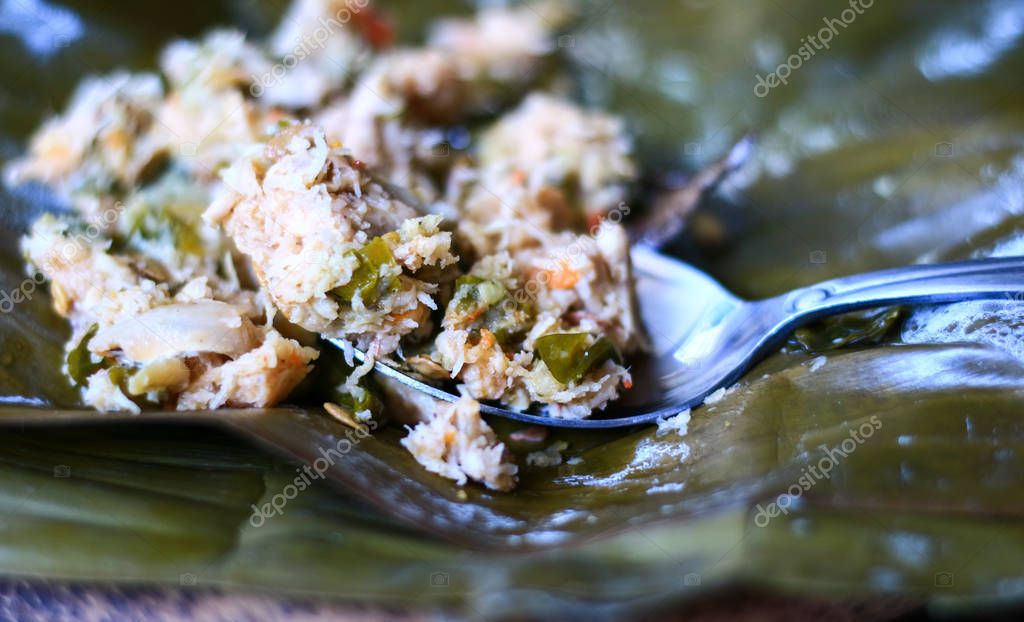 Bothok mlanding (botok de árbol de plomo blanco) en hoja de plátano ...