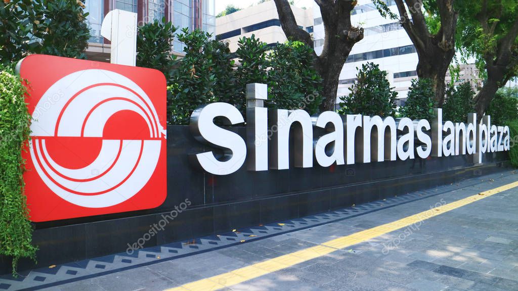 Yakarta, Indonesia - 23 de septiembre de 2019: Letrero de Sinar Mas Land, una de las empresas ...