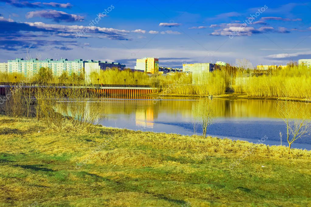 El puente sobre el río desde el lado del terraplén de Iván Kaydalov en ...