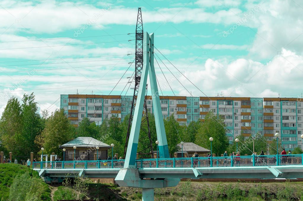 Puente peatonal sobre el río Saimaa desde el lado de la calle ...