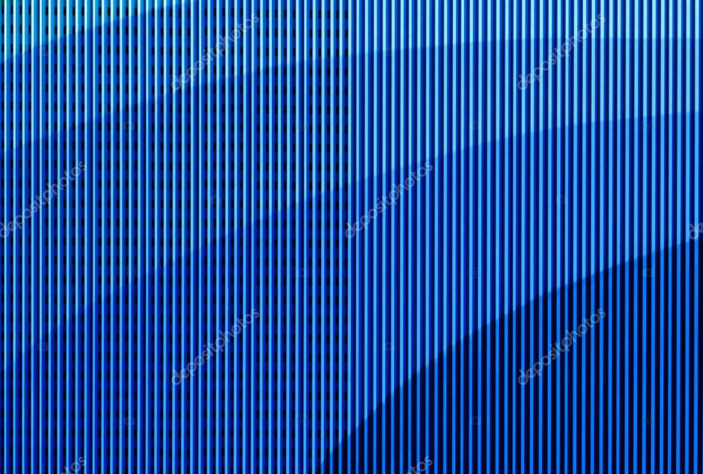 líneas verticales azules del frente moderno del edificio, fondo 2024