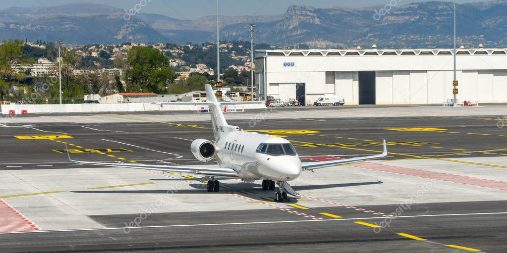 NICE, FRANCIA - ABRIL 2019: Hawker 900XP jet ejecutivo privado en ...
