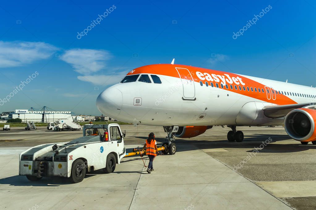 NAPLES, ITALIA - AGOSTO 2019: Easyjet Airbus A320 siendo empujado hacia ...