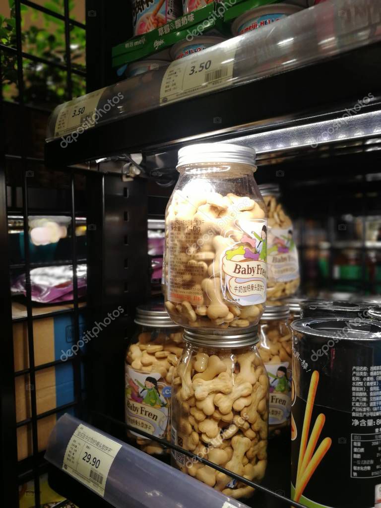 escaparate con diferentes tipos de alimentos en el mercado 2024