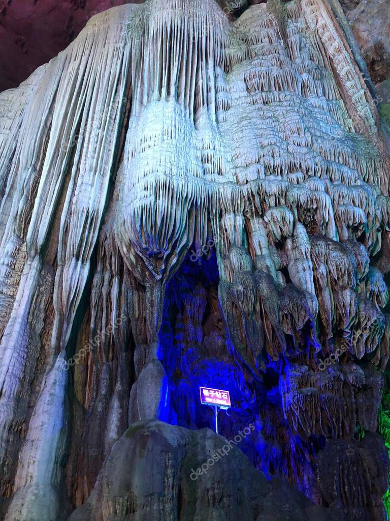 cueva de rocas en montañas subterráneas 2023