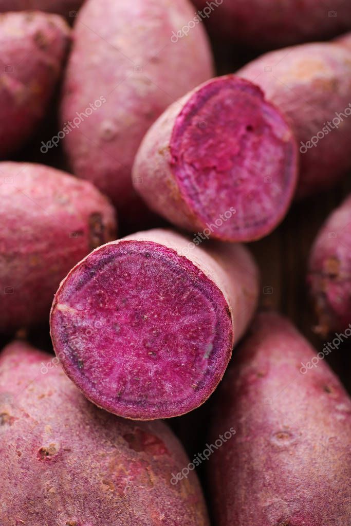 patatas rojas crudas frescas sobre una mesa de madera 2024