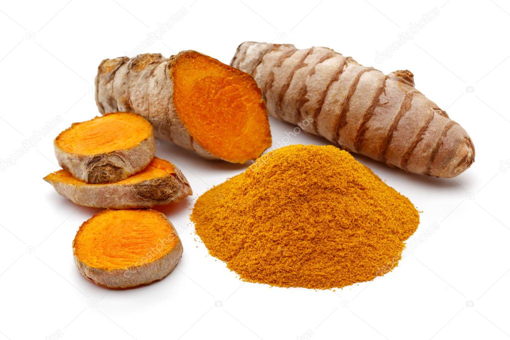 Cúrcuma fresca con rodajas y curcuma, aislada sobre fondo blanco 2023