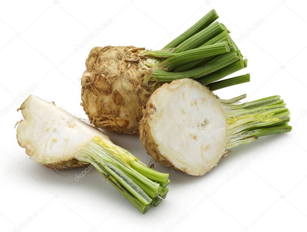 Raíz fresca de apio con tallos de apio y rebanada aislada 2024