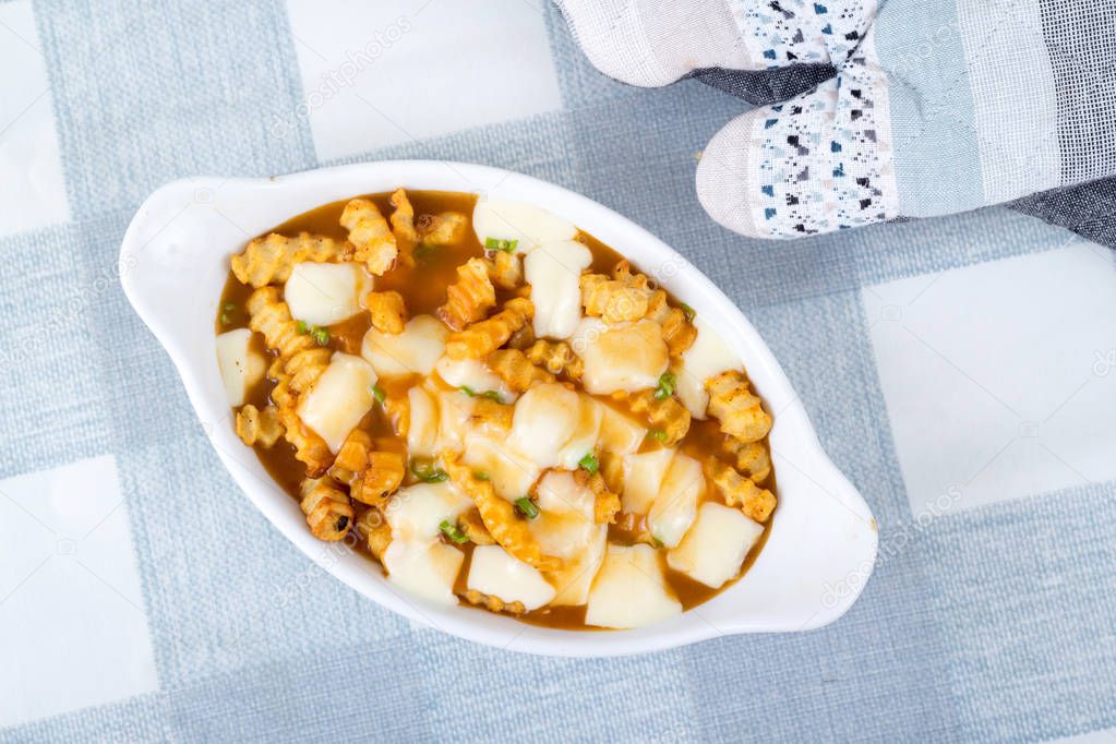 Restaurante deliciosa comida poutine en mantel comida canadiense hecha ...
