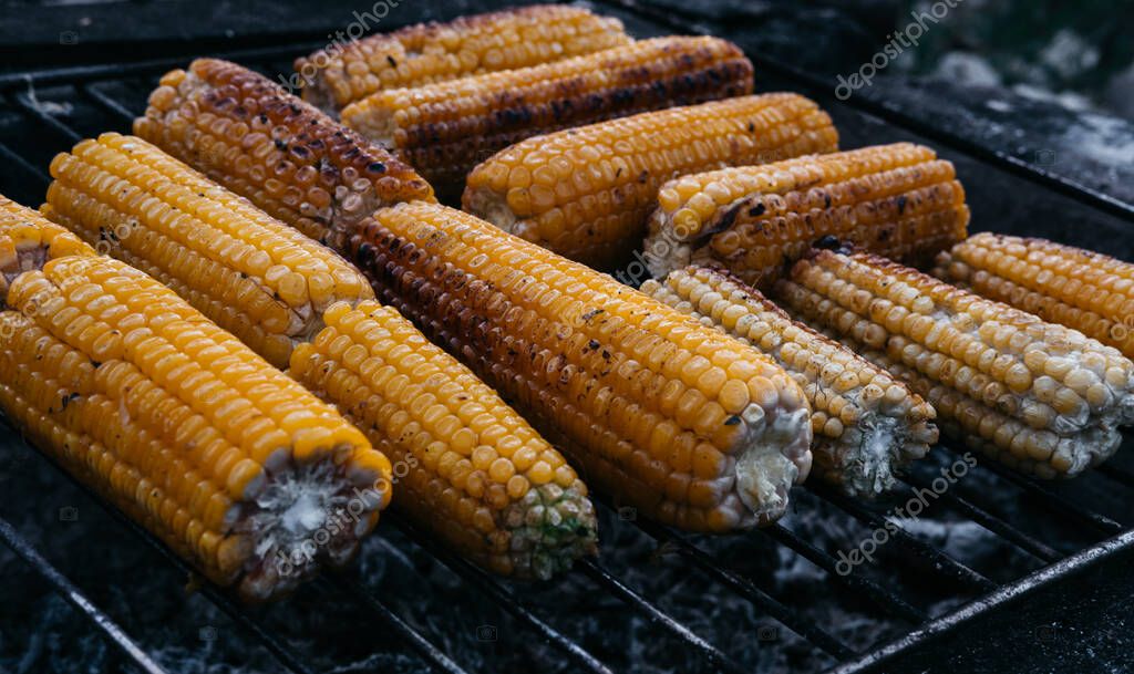 Maíz frito en el fuego. Parrilla de maíz dulce caliente. Comida ...