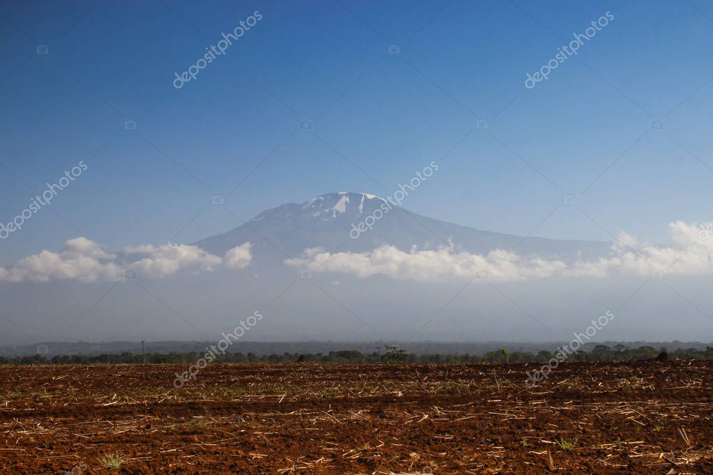 El famoso volcán Kilimanjaro en las nubes. El punto más alto de África ...