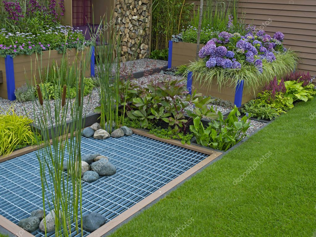 Un moderno jardín ambiental diseñado para hacer frente a las condiciones climáticas extremas y ...