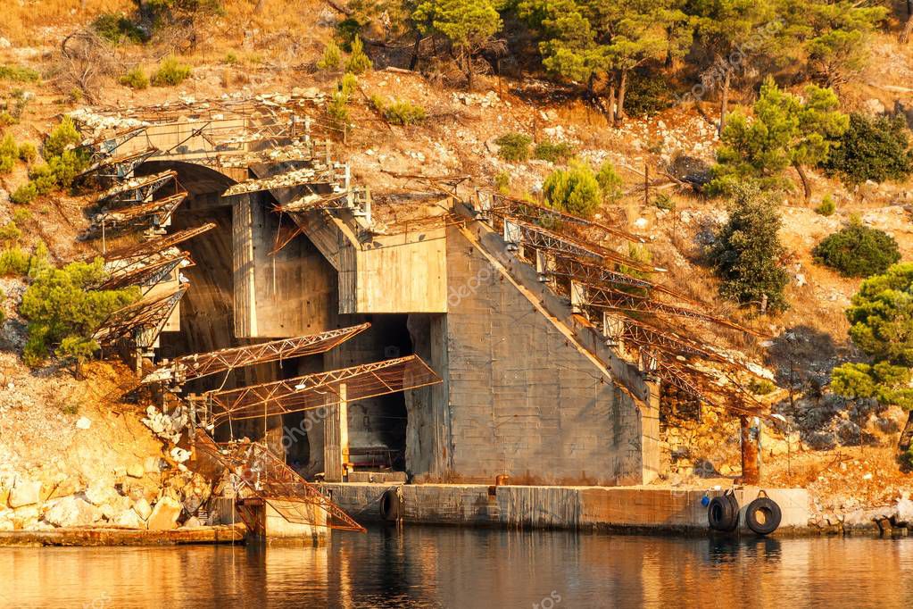 Búnker de submarinos y buques en la isla de Lastovo, Croacia. Refugio ...