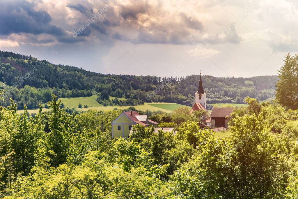 Vista de la iglesia gótica rural de Santa Martina. Village Dolni Loucky ...