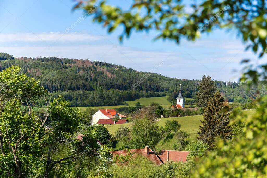 Vista de la iglesia g tica rural de Santa Martina. Village Dolni Loucky ...