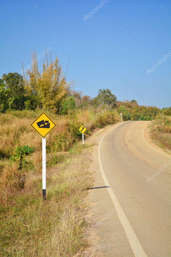 Señal de advertencia carretera cuesta arriba y la curva de la carretera ...